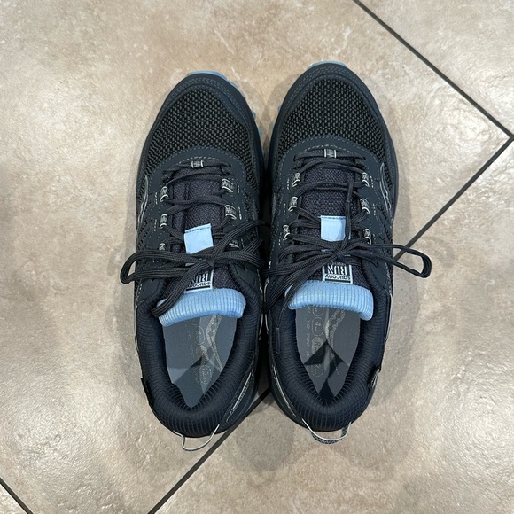 Saucony | Shoes | Saucony Versafoam Excursion 3 Gtx Women Size 1 | Poshmark